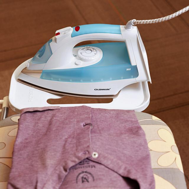 Olsenmark Adjustable Temperature Knob & Overheat Protection Steam Iron ...